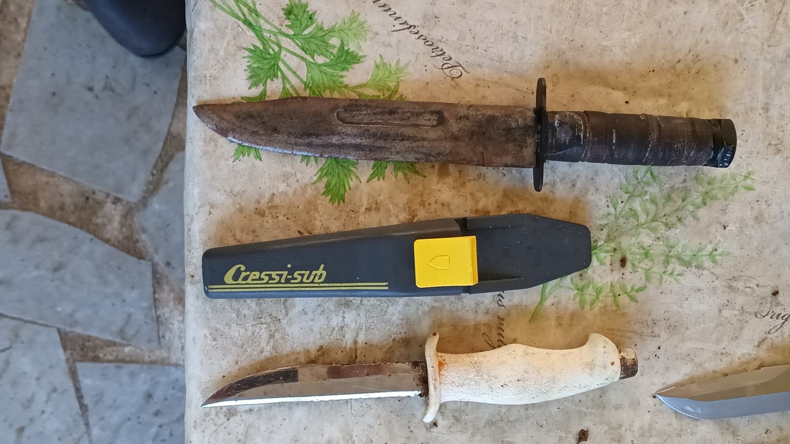 Prodajem 2 noza u kompletu