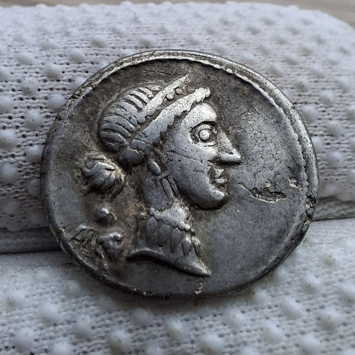 GAJ JULIJE CEZAR (46-45 BC). Rimska Kovanica. Vojni denar. Galski rat.