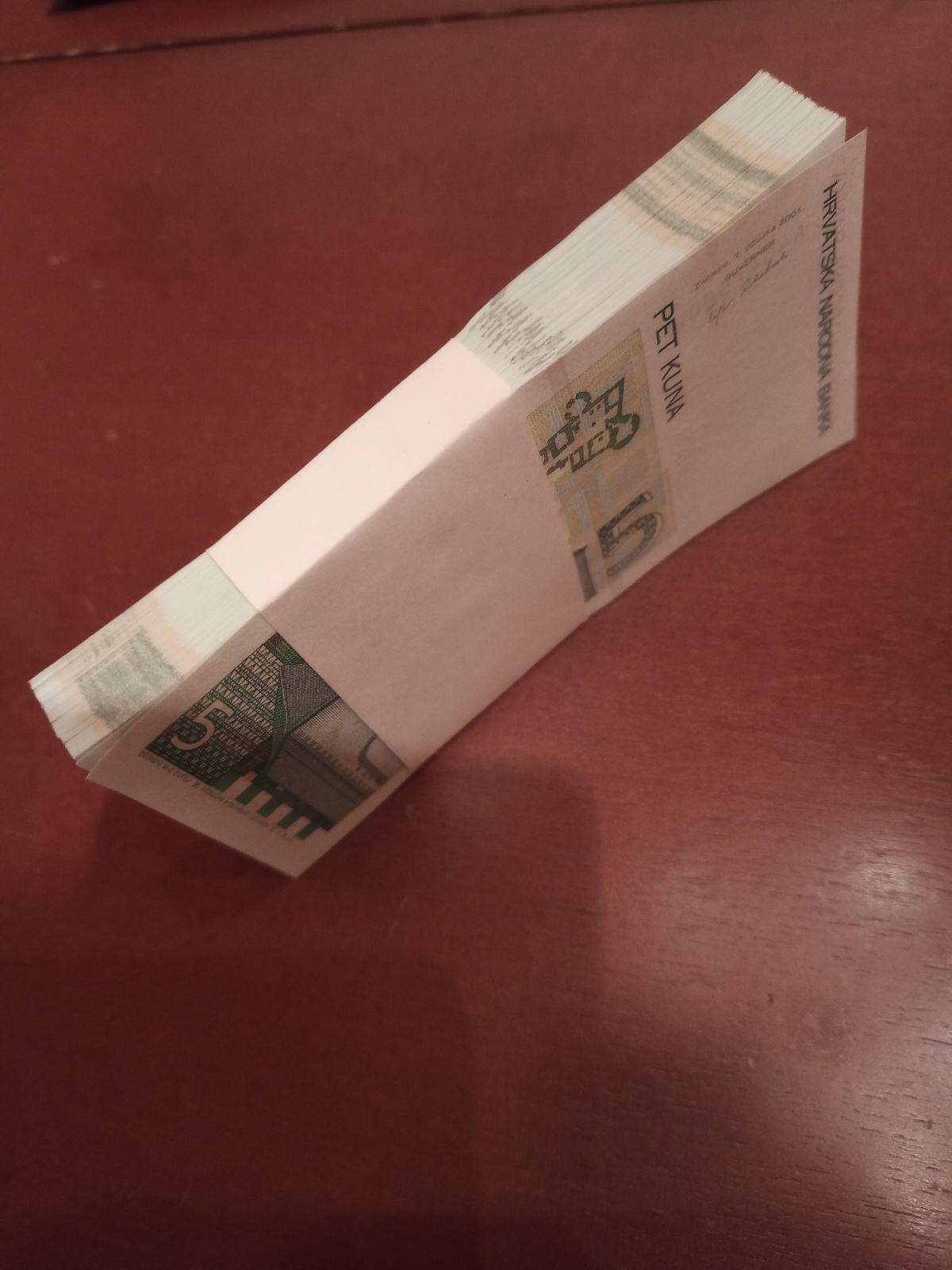 100 NOVČANICA OD 5 KUNA U NIZU IZ 2001. UNC NIKAD KORIŠTENE