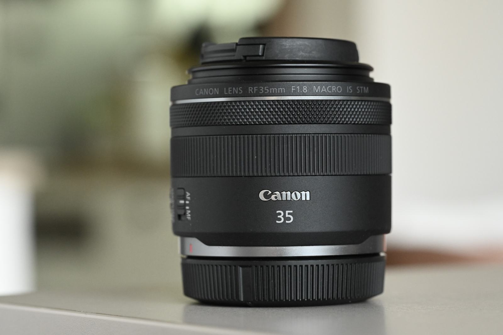 Canon RF 35mm 1.8 Macro - MINT