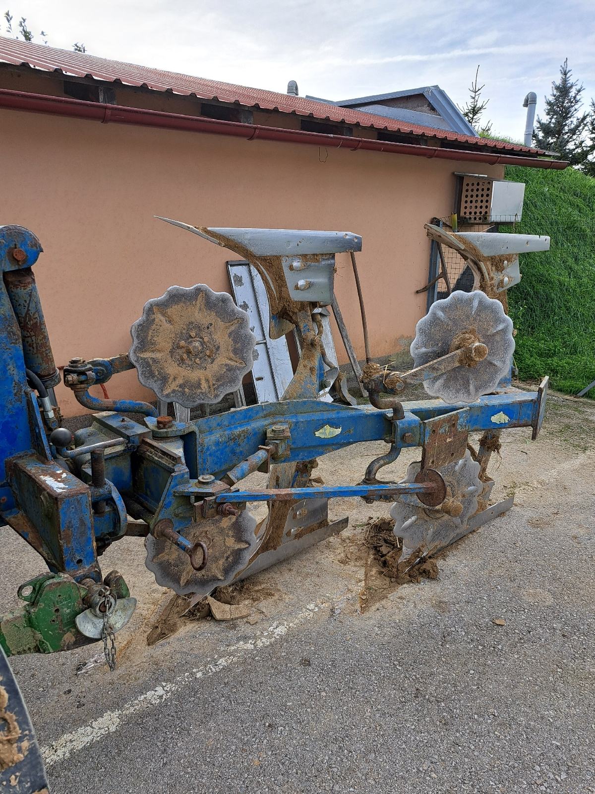 Dvobrazni plug prekretač