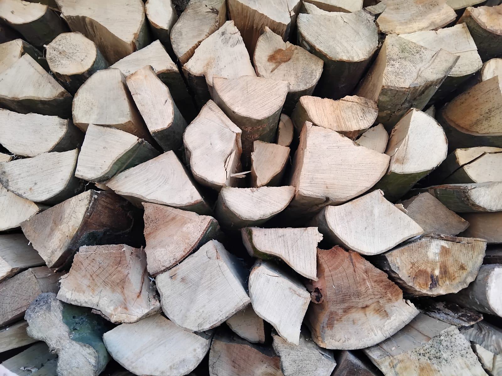 Drva za ogrijev bukva i grab 65€, hrast i agacija 55€ metar