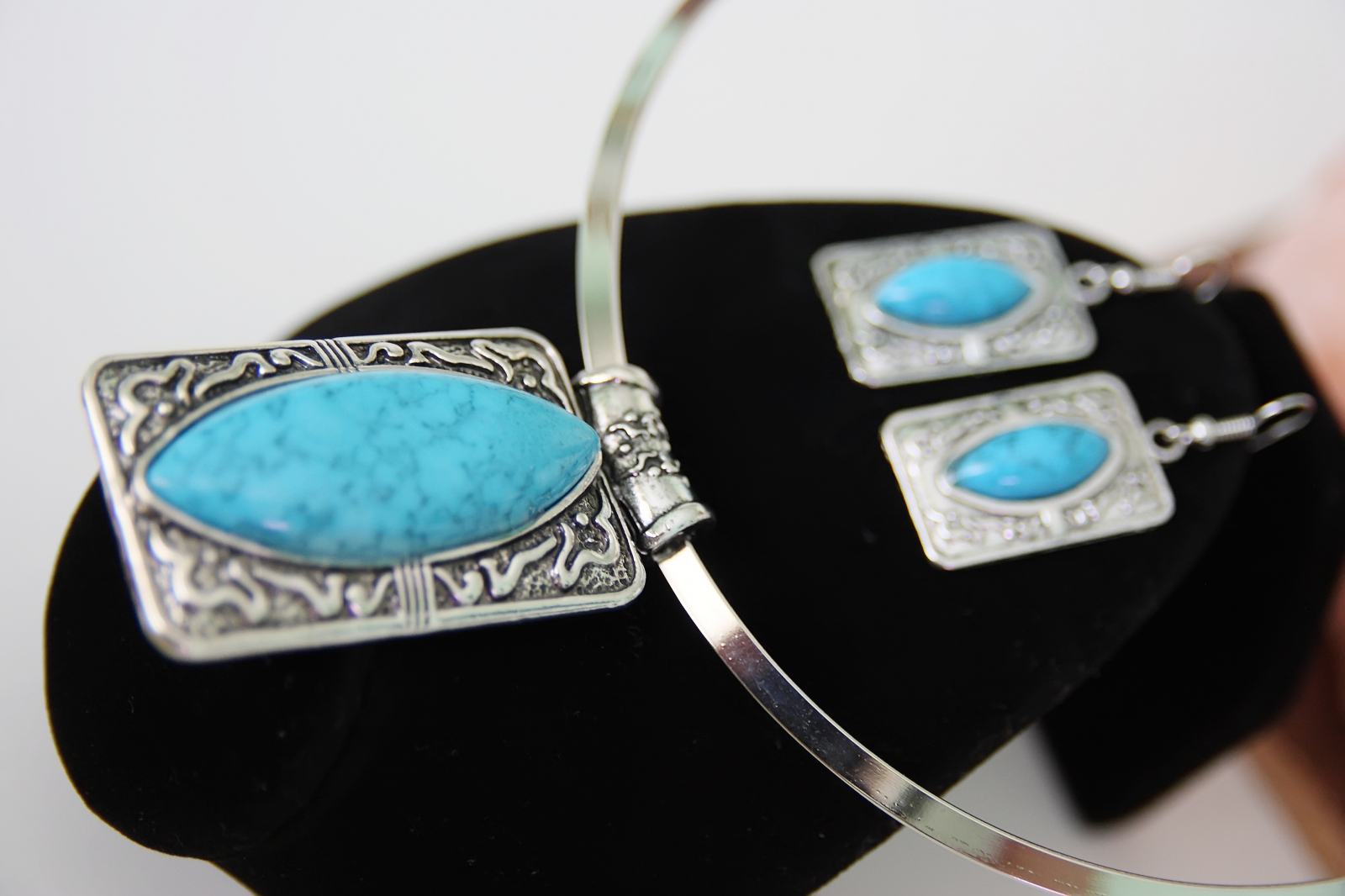 BOHO OGRLICA I NAUŠNICE