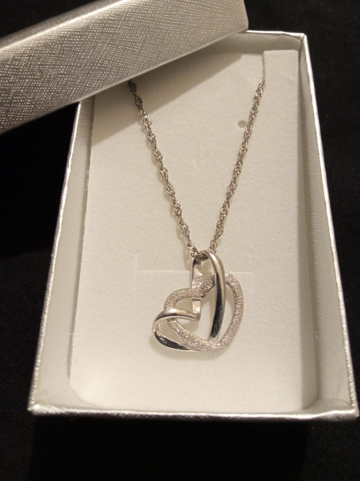 Srebrni lančić s dva srca