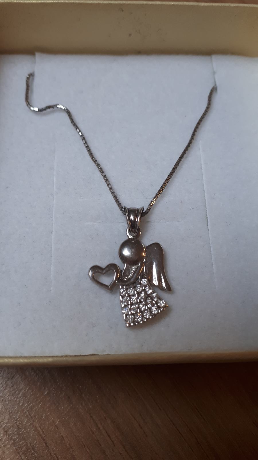 Srebrni lancic sa privjeskom andjela