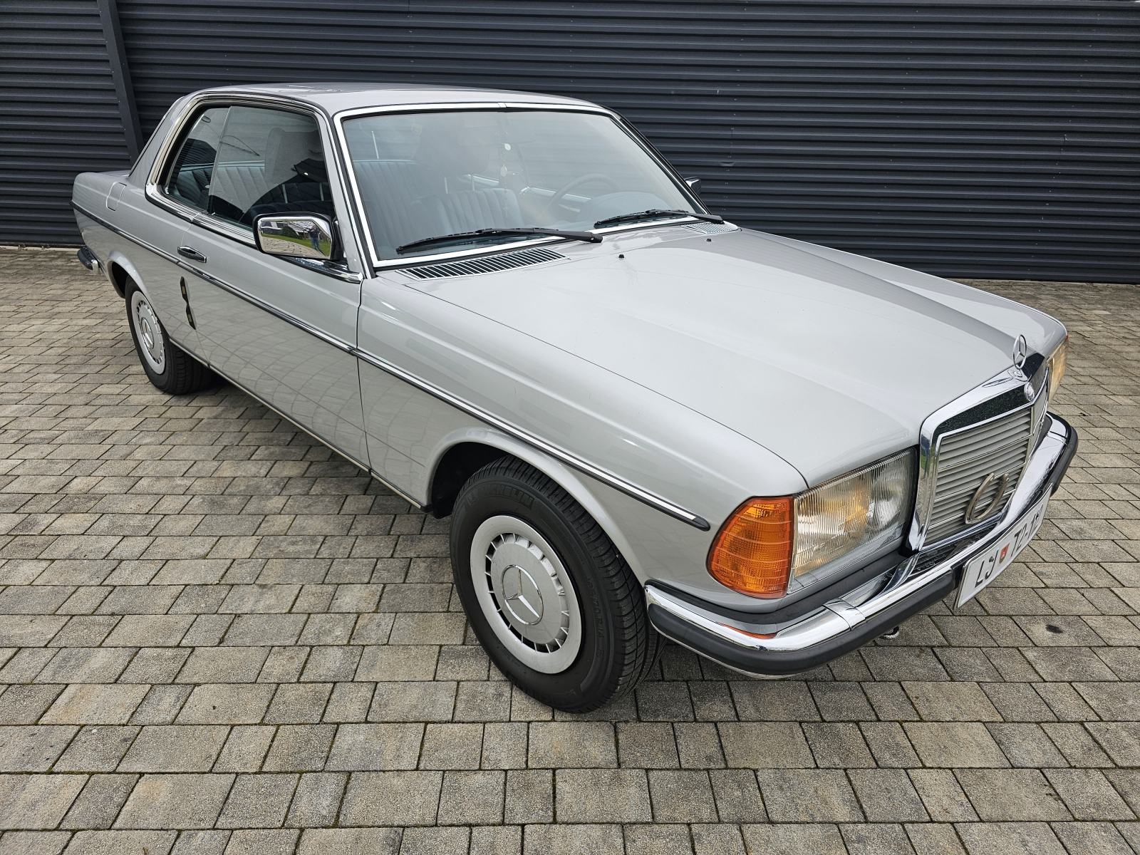 Mercedes-Benz W123 230 CE COUPE