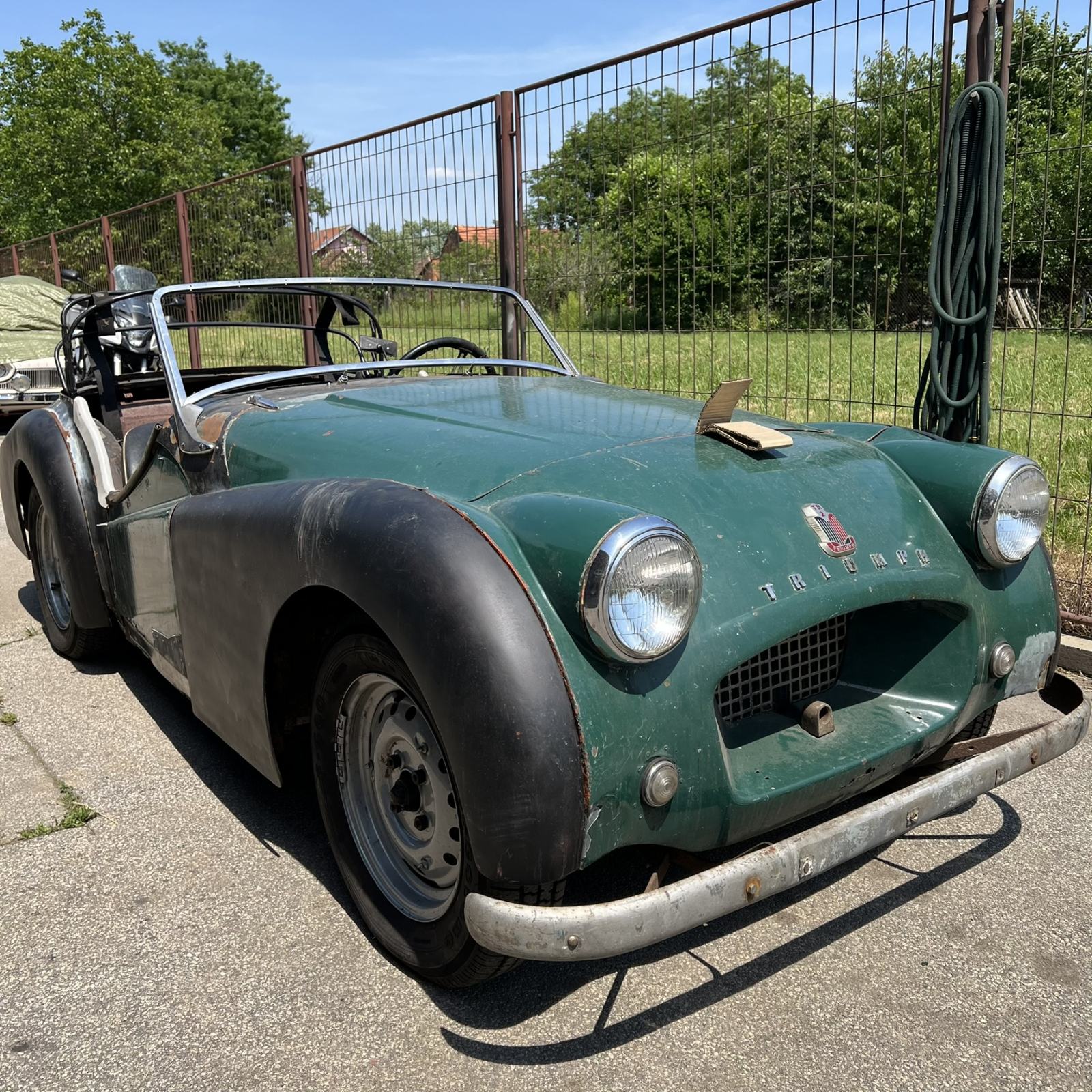TRIUMPH TR2