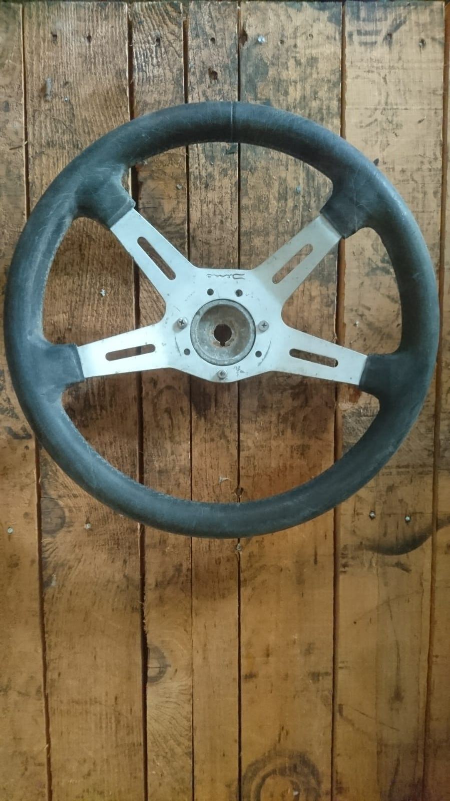 Dino volan za stari automobil