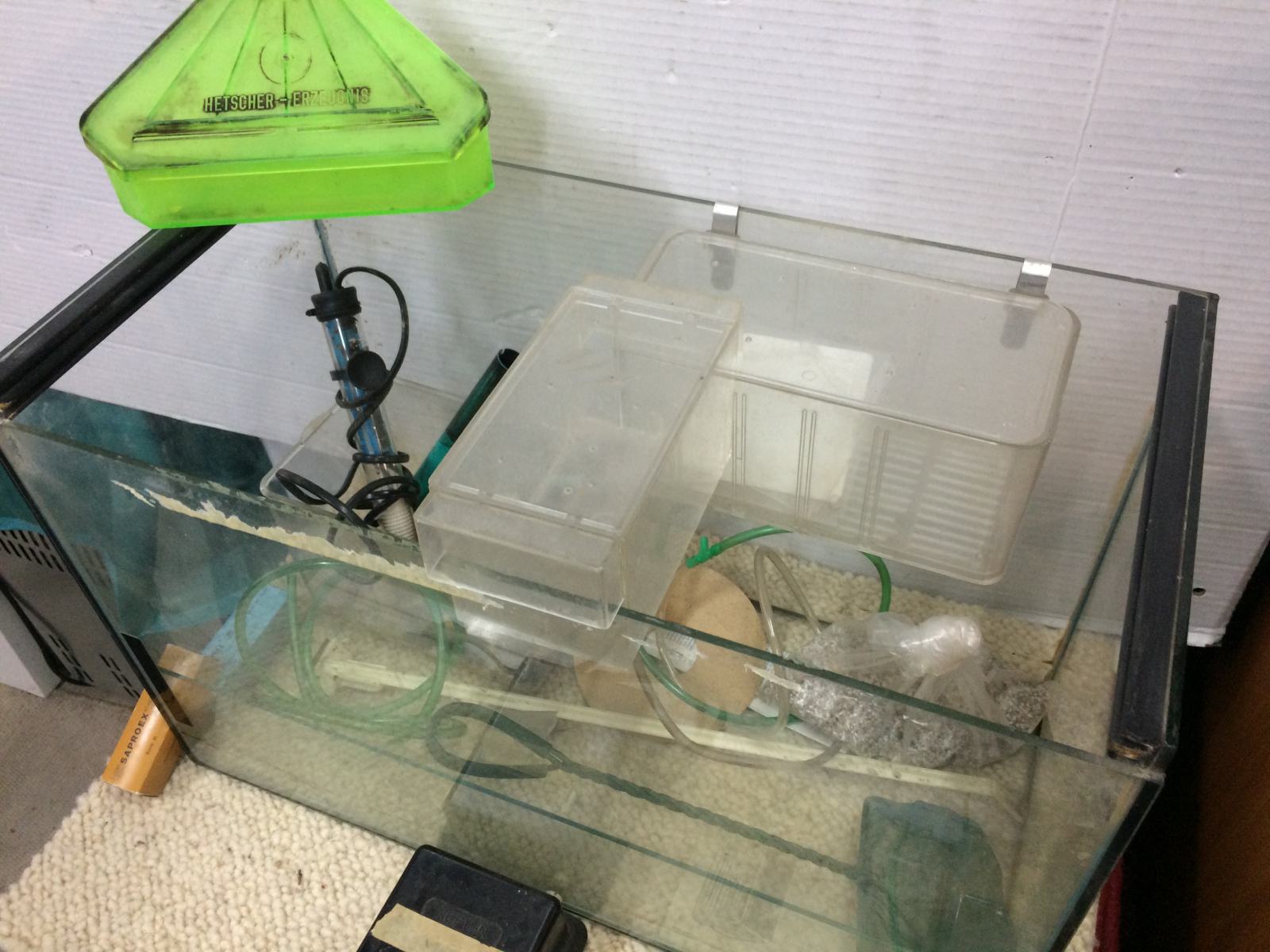 Akvarij s dodatnom opremom