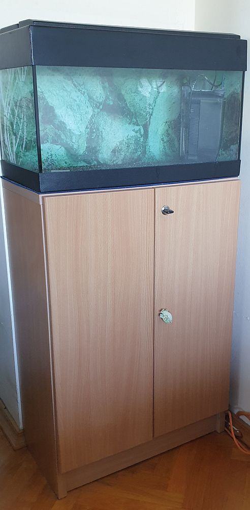 Poklanjam Akvarij sa opremom i ormarićem