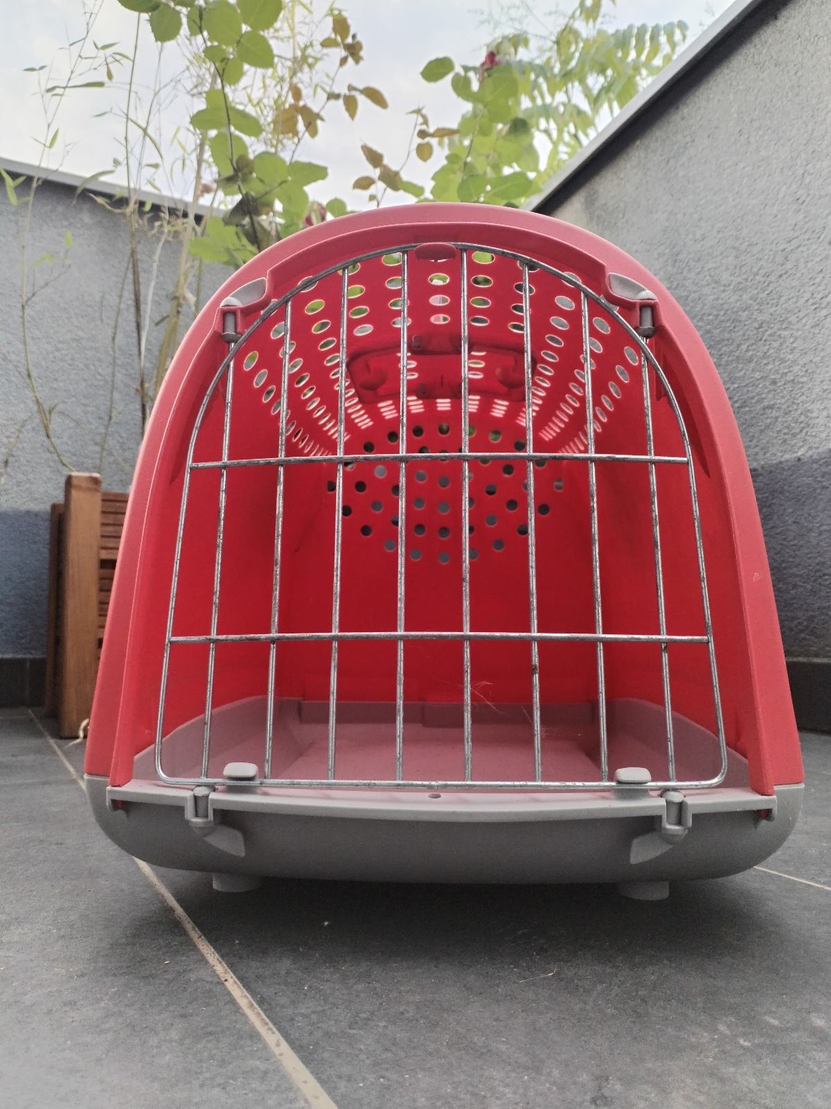 Rozi transporter za mačke – čvrsta plastika, metalna vrata