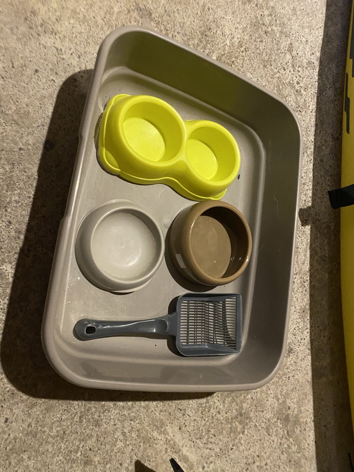 Transporter za mace sa posudicama za hranjenje i wc-om