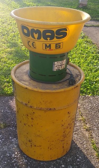 MLIN ZA KUKURUZ OMAS M6 ELEKTRIČNI NA 220 V ~ SA POSUDOM