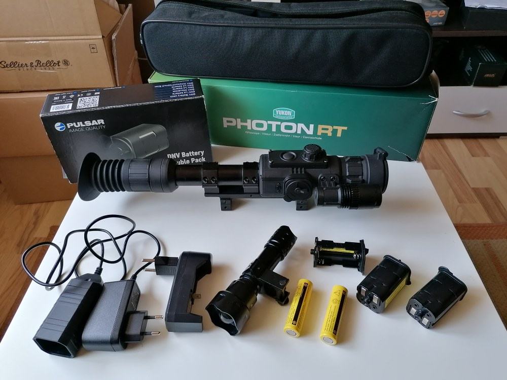 YUKON PHOTON RT 4,5X42 + 2x PUNJIVE BATERIJE + DODATNI IC
