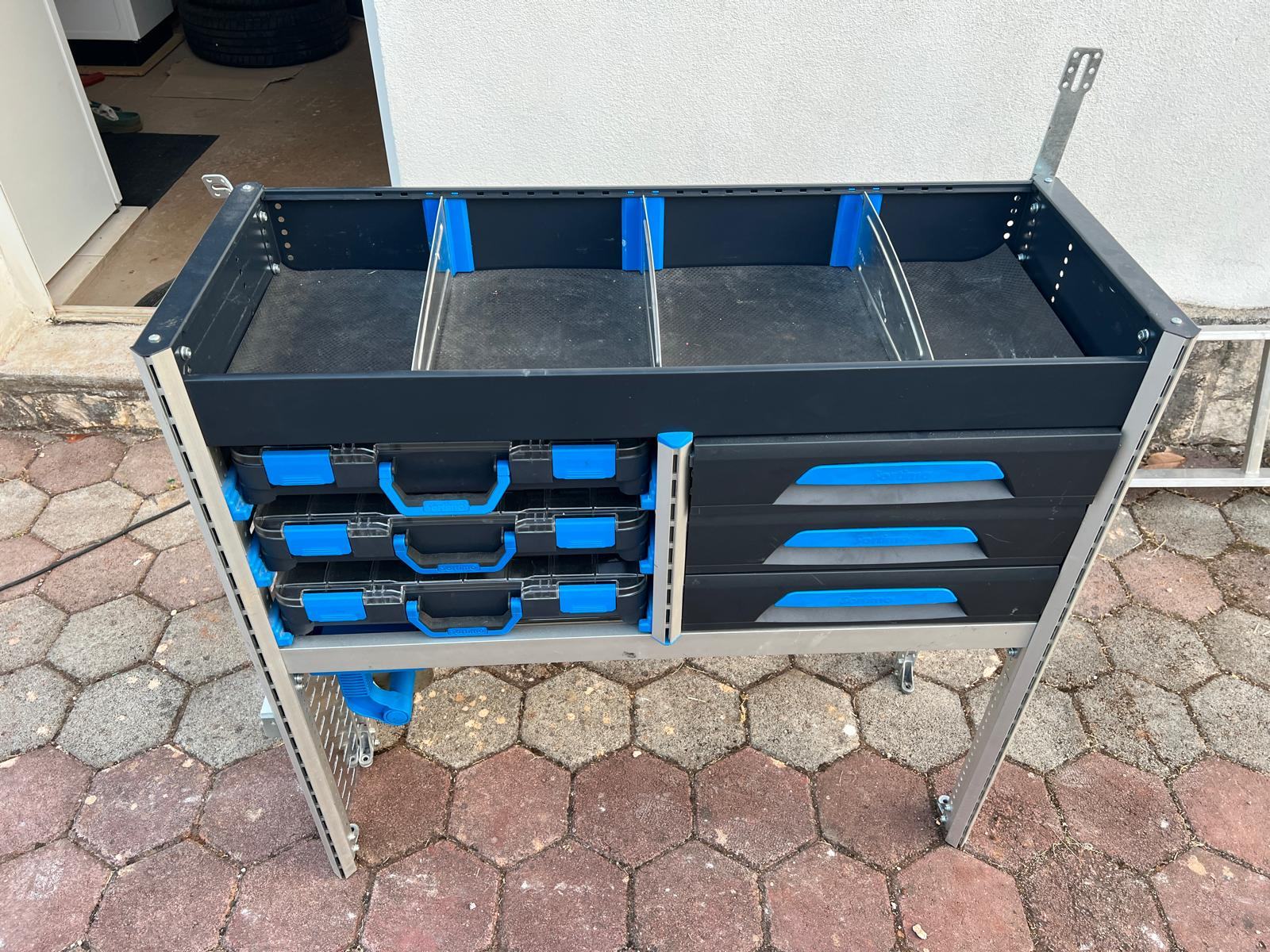 Police za sitni alat u teretnom prostoru