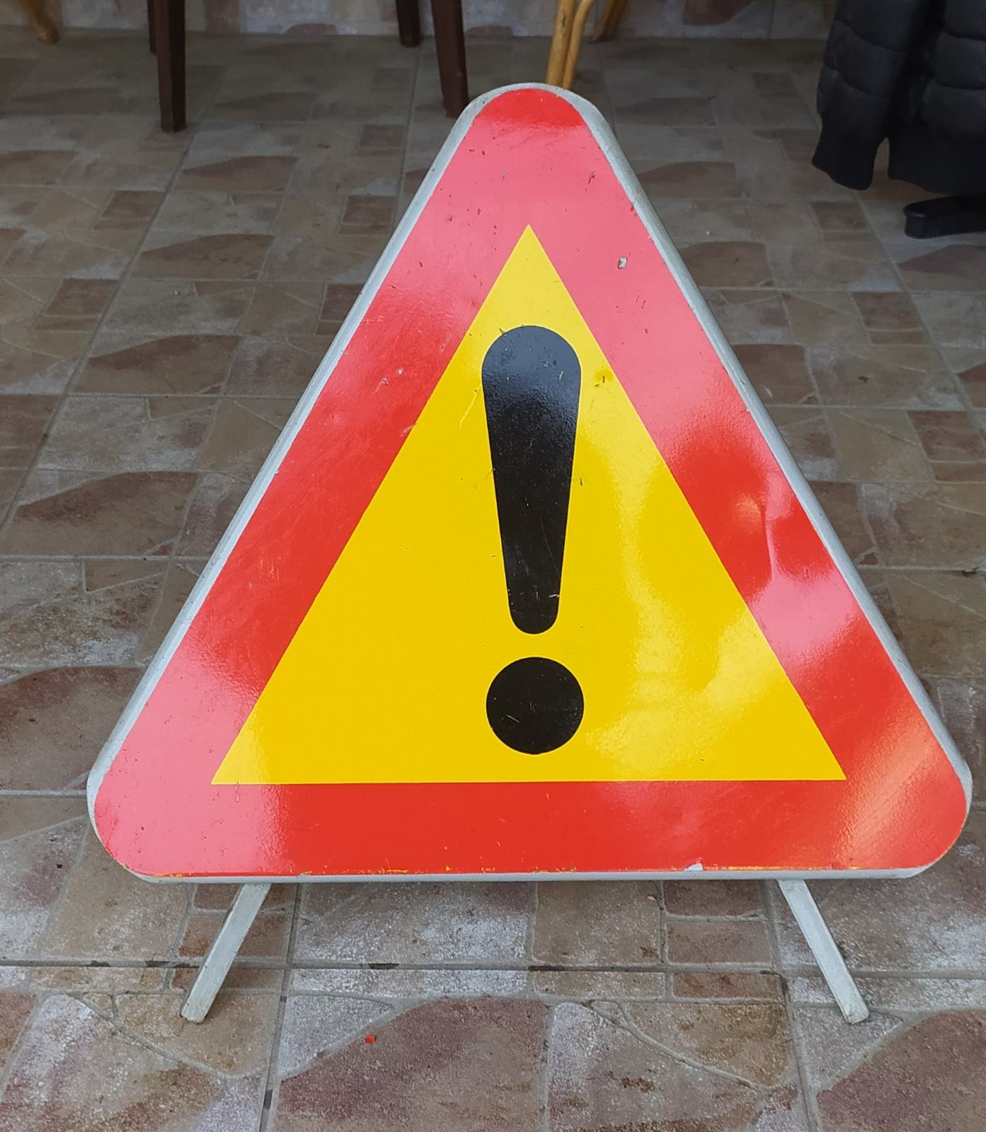 Prometni znak opasnost na cesti