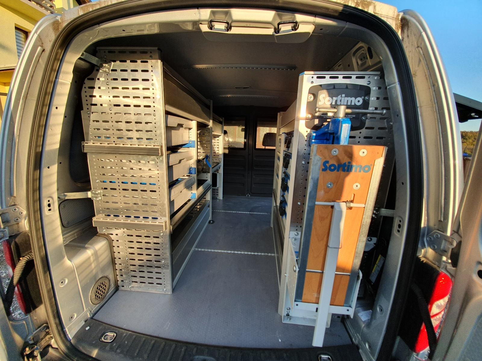 Sortimo stalaže sa stegom za kombi vozilo