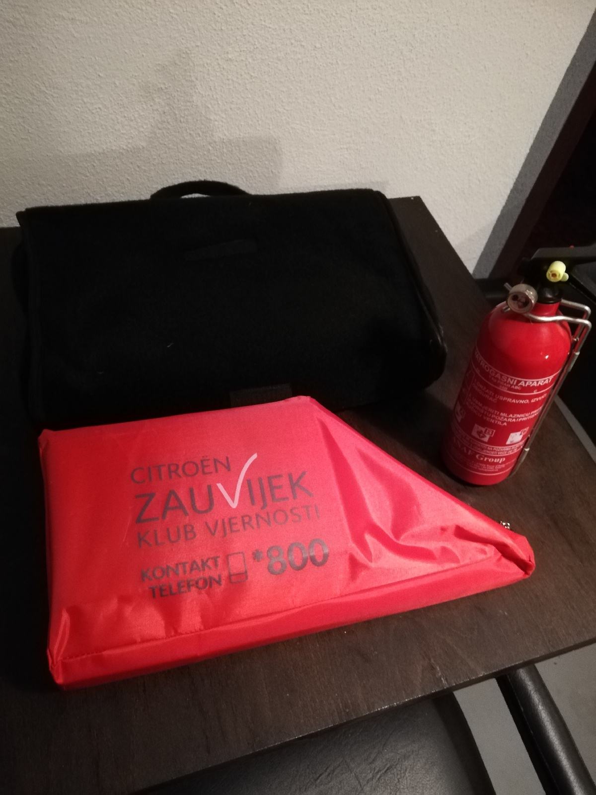 Obavezna auto oprema sa v