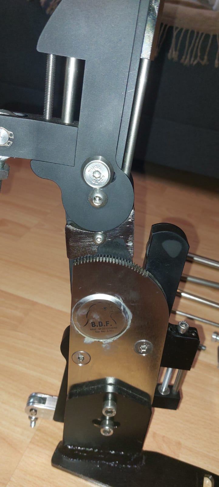 Uređaj za ručno upravljanje autom