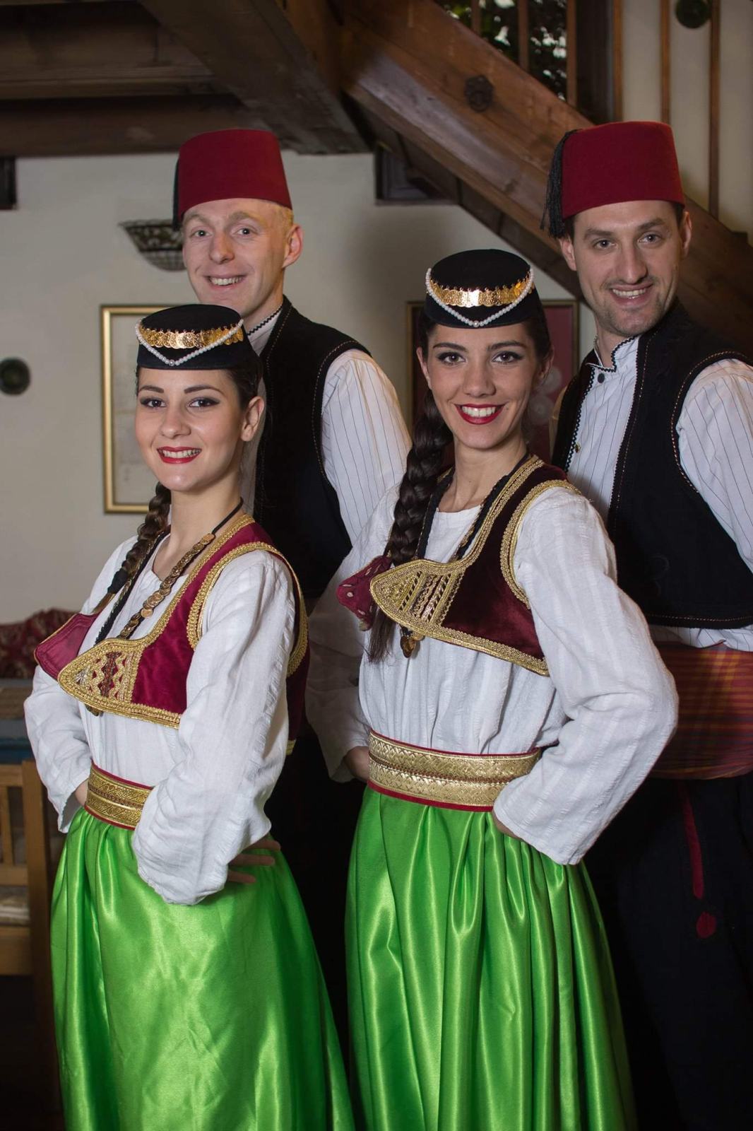 Narodna Nošnja (16 komada )