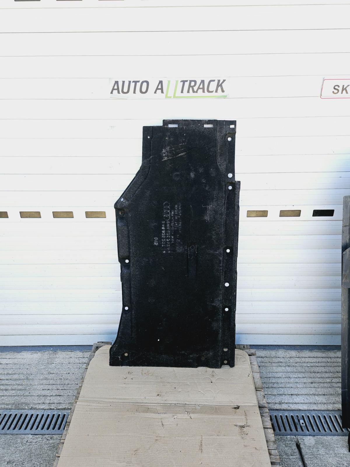 Audi a5 f5 8w b9 lijeva obloga zaštita ispod vozila 8W6825207A