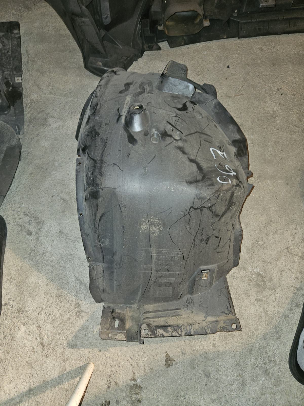 Bmw e90 lci. Obloga kotaca prednja lijeva drugi dio.51717059377