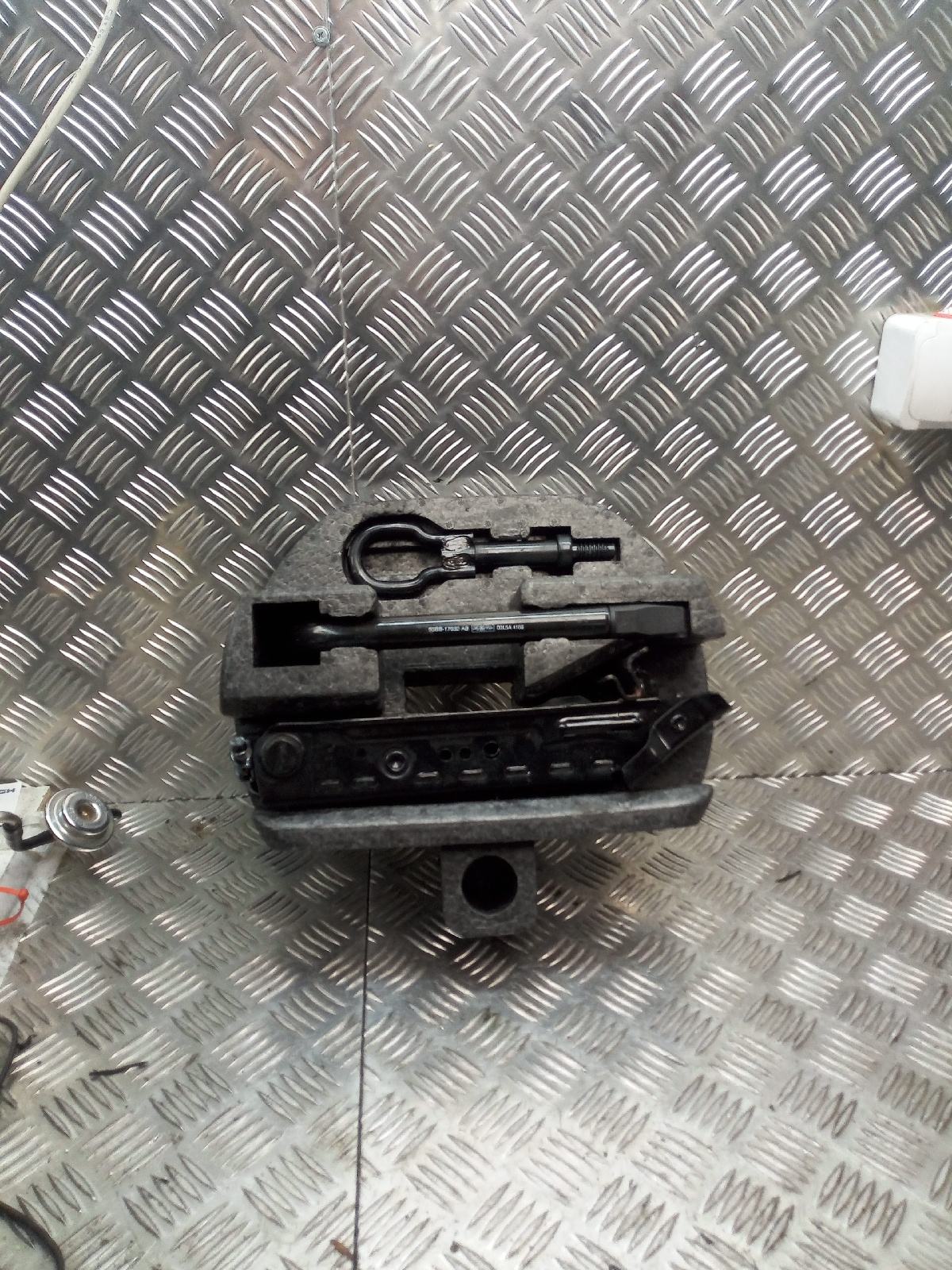 FORD FIESTA DIZALICA KLJUČ ZA REZERVNI KOTAČ KUKA 8V2117009AA