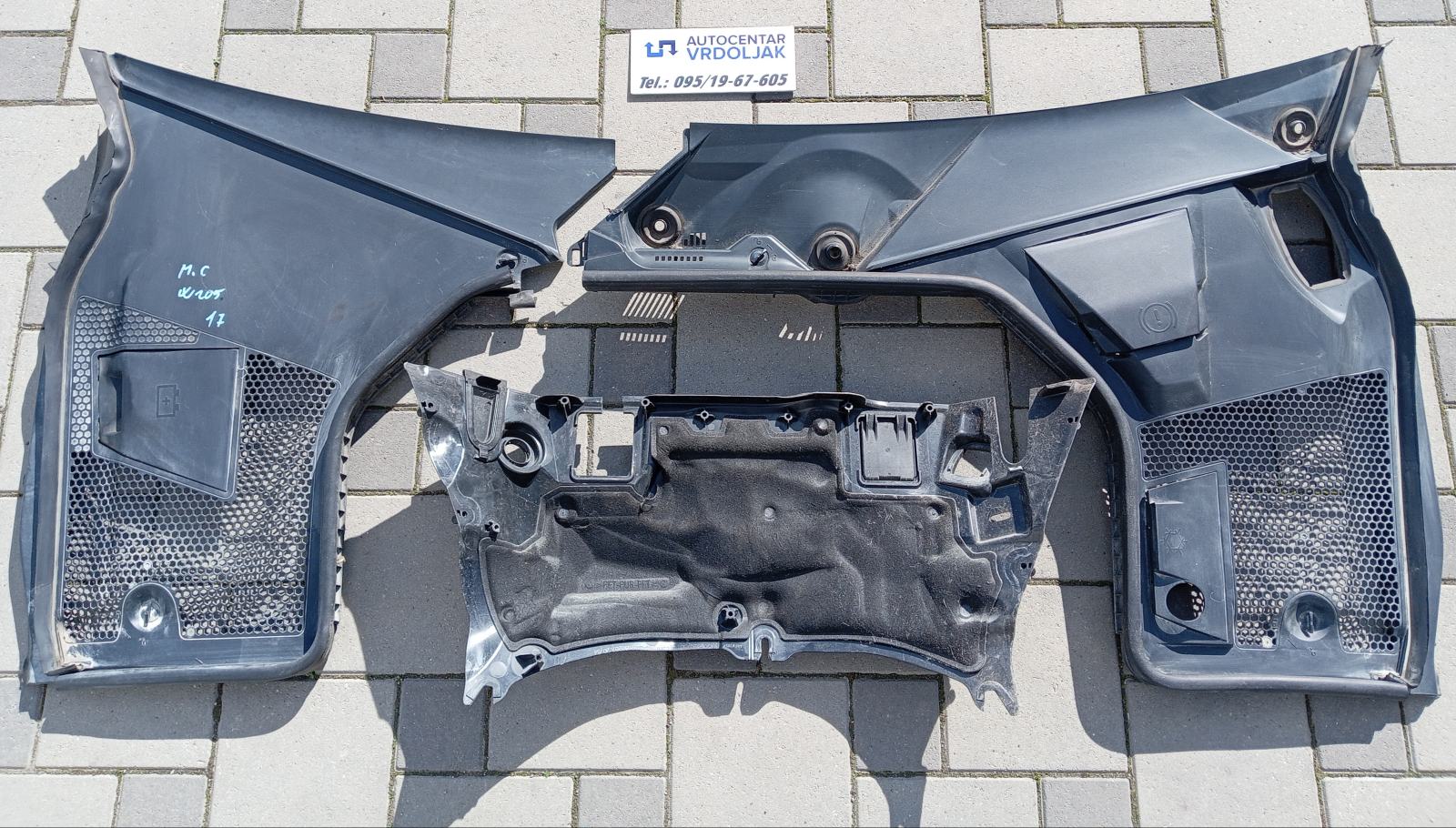 Mercedes C klasa W205 2017/Plastika brisača A2058308902 i 8204