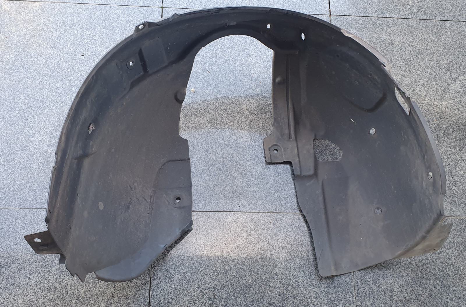 MINI COOPER 2004. R50 R52 R53 PVC ZAŠTITA OKO PREDNJEG LIJEVOG KOTAČA