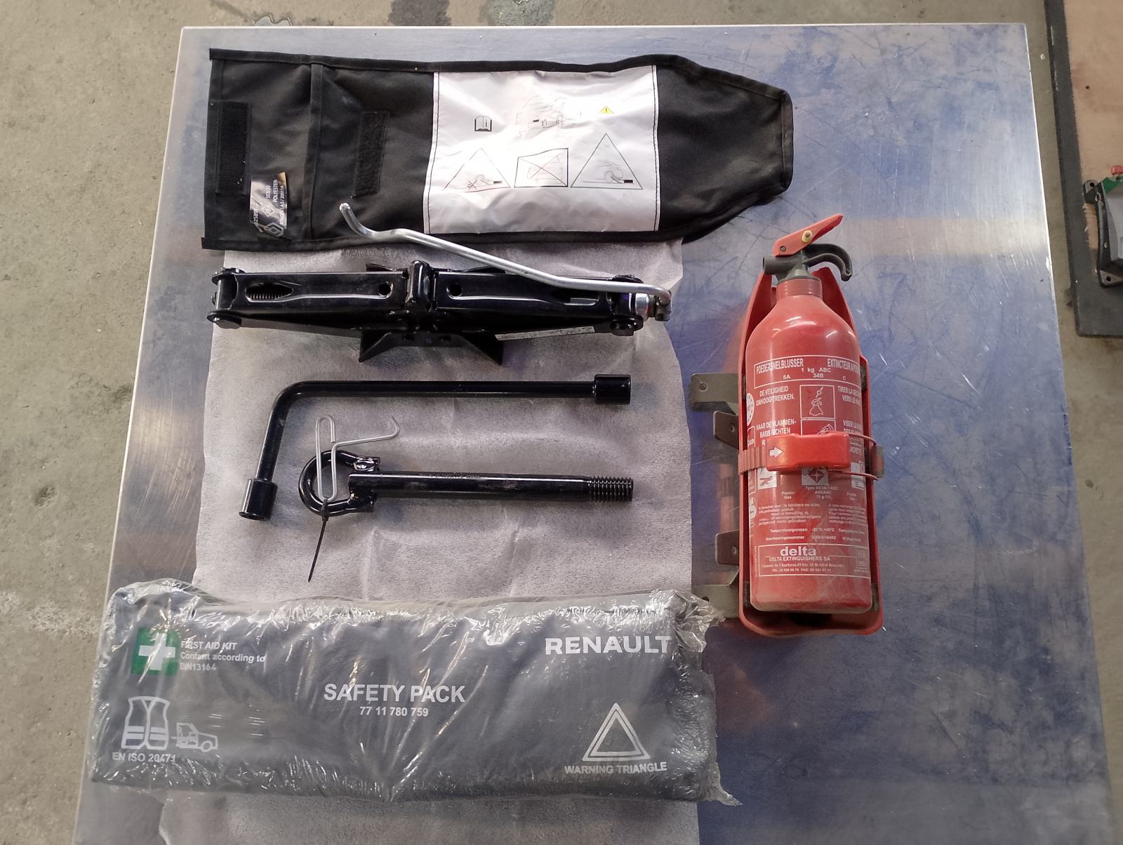 Renault Megane set dizalica kljuc prva pomoc