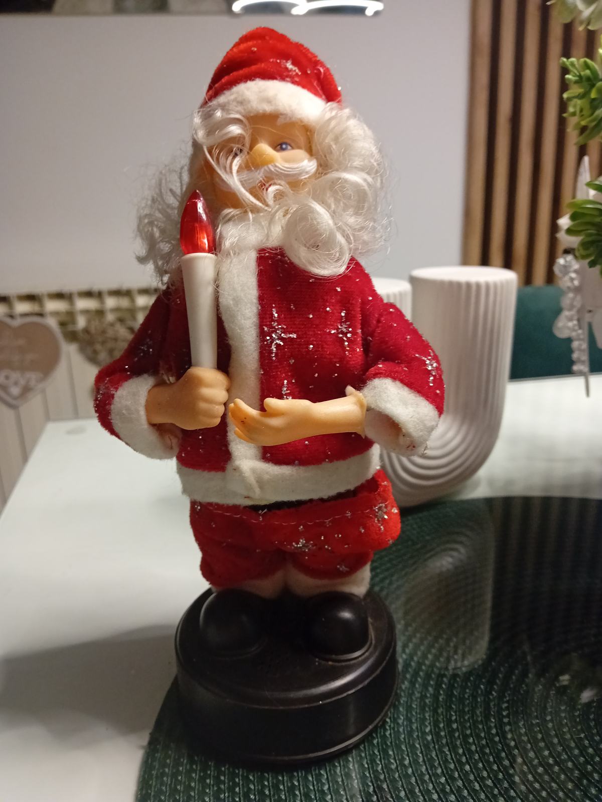 DJED BOŽIČNJAK KOJI SVIRA