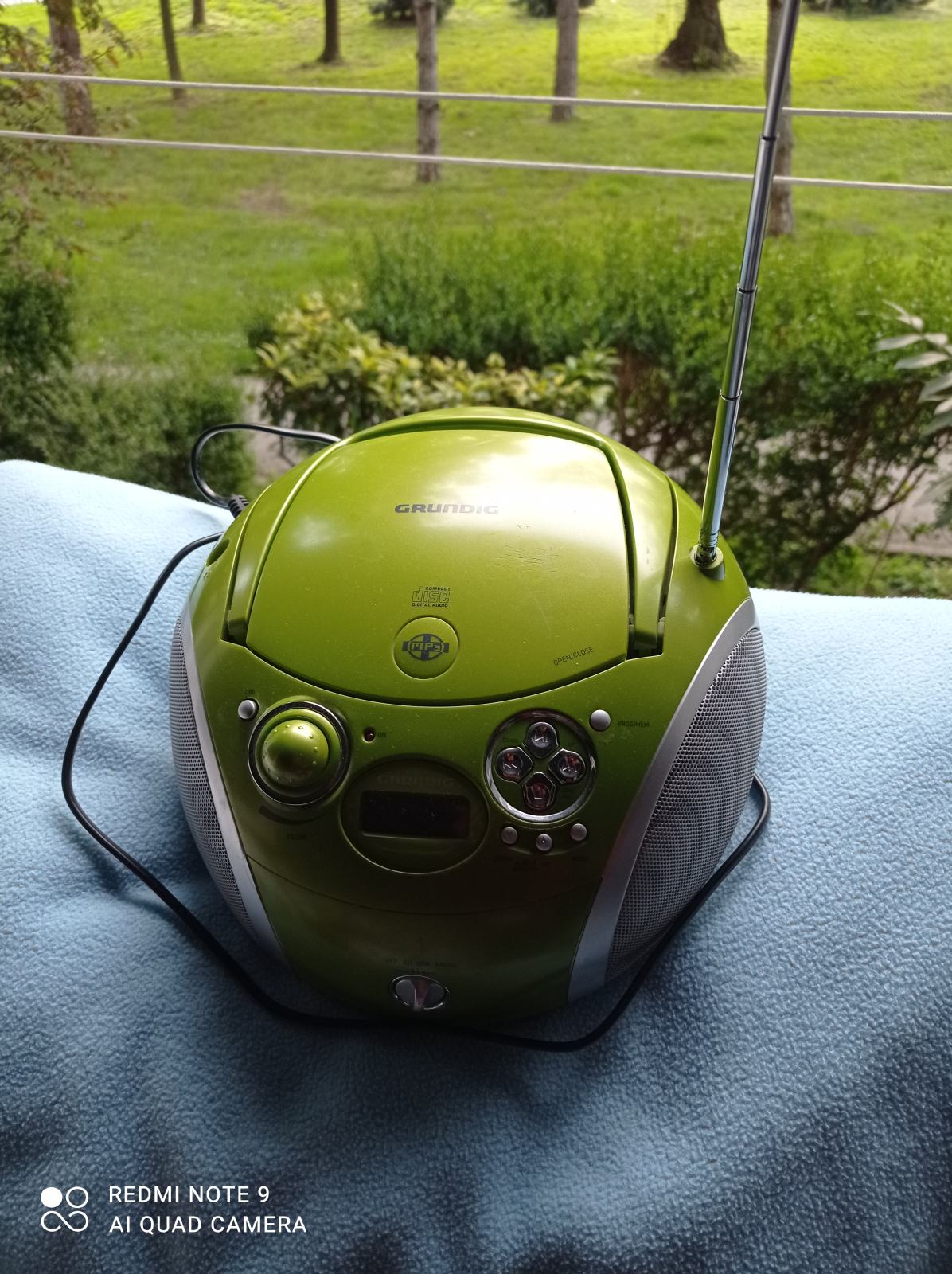 RADIO-Tranzistor-GRUNDIG-mali