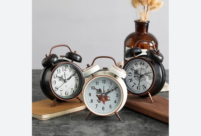 Retro sat budilica sa klasičnim zvonima