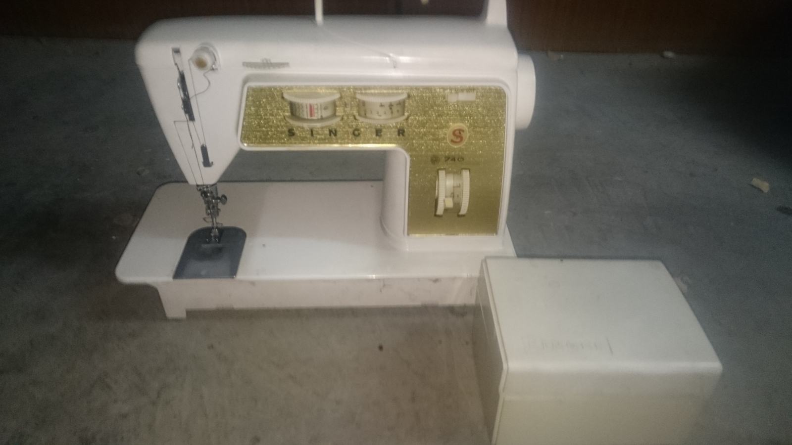 Singer 740 - šivaća mašina sa kutijom i dodatnom opremom