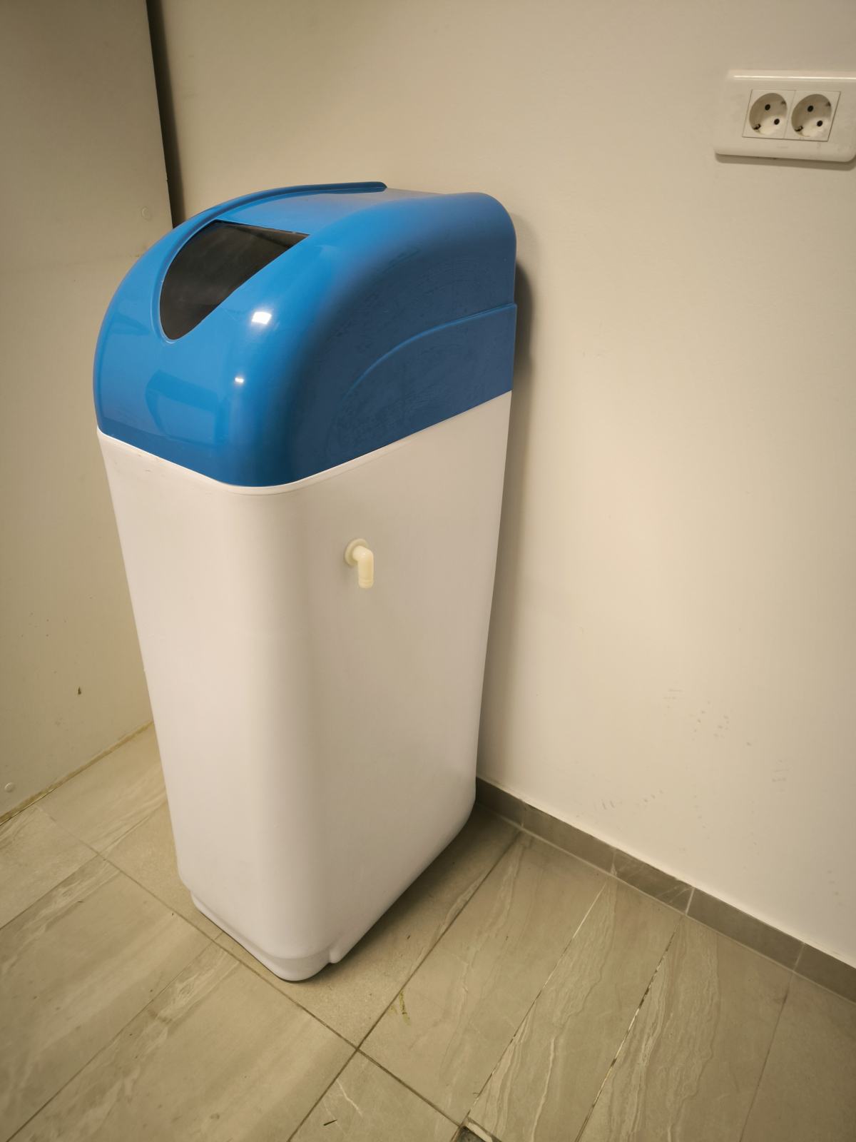 Uređaj za pročišćavanje i demineralizaciju vode