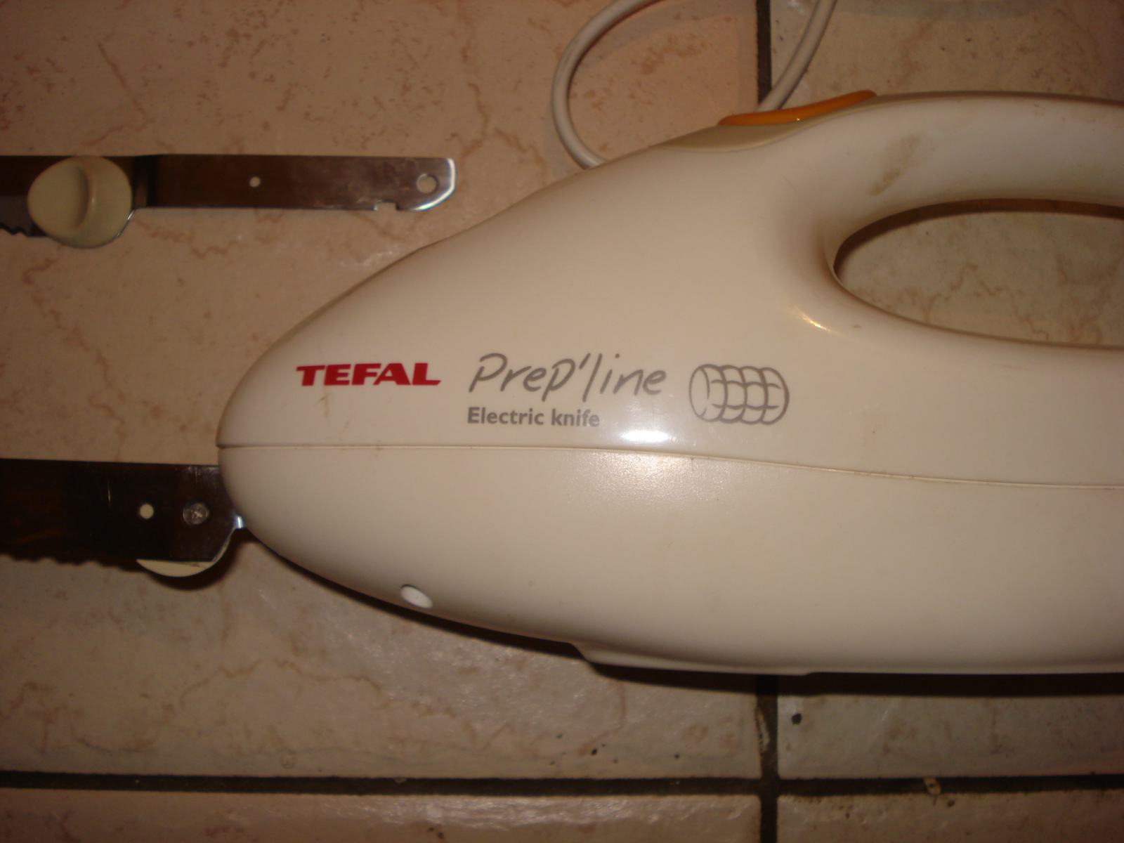 Prodajem električni rezač za kruh