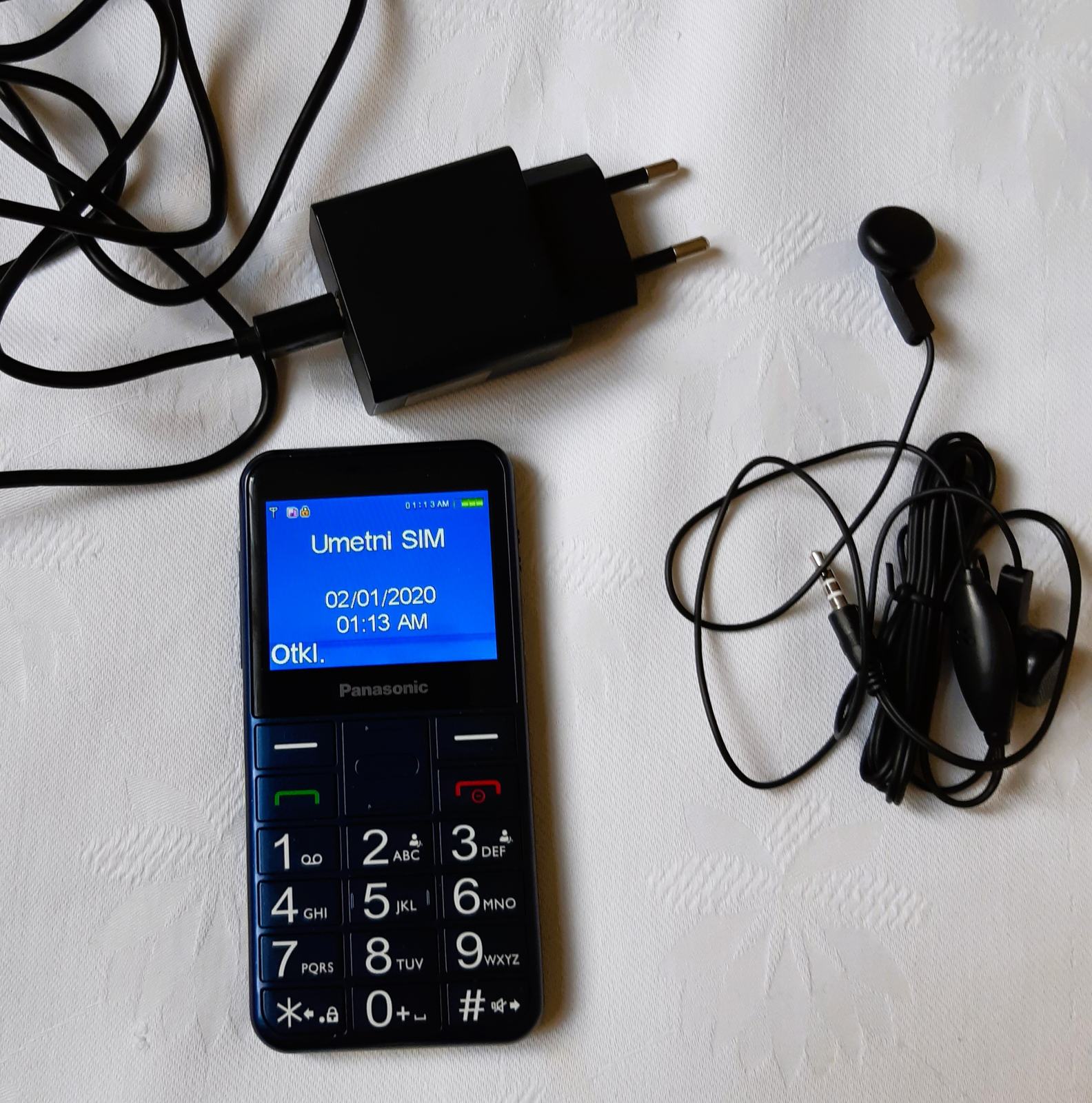 Panasonic mobitel KX-TU250 za starije osobe sa punjačem i slušalicama