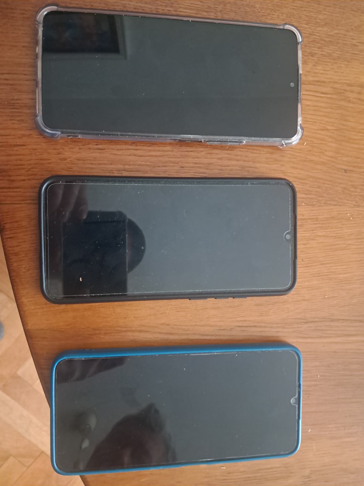 PRODAJEM 3 MOBITELA PO IZUZETNO POVOLJNOJ CJENI