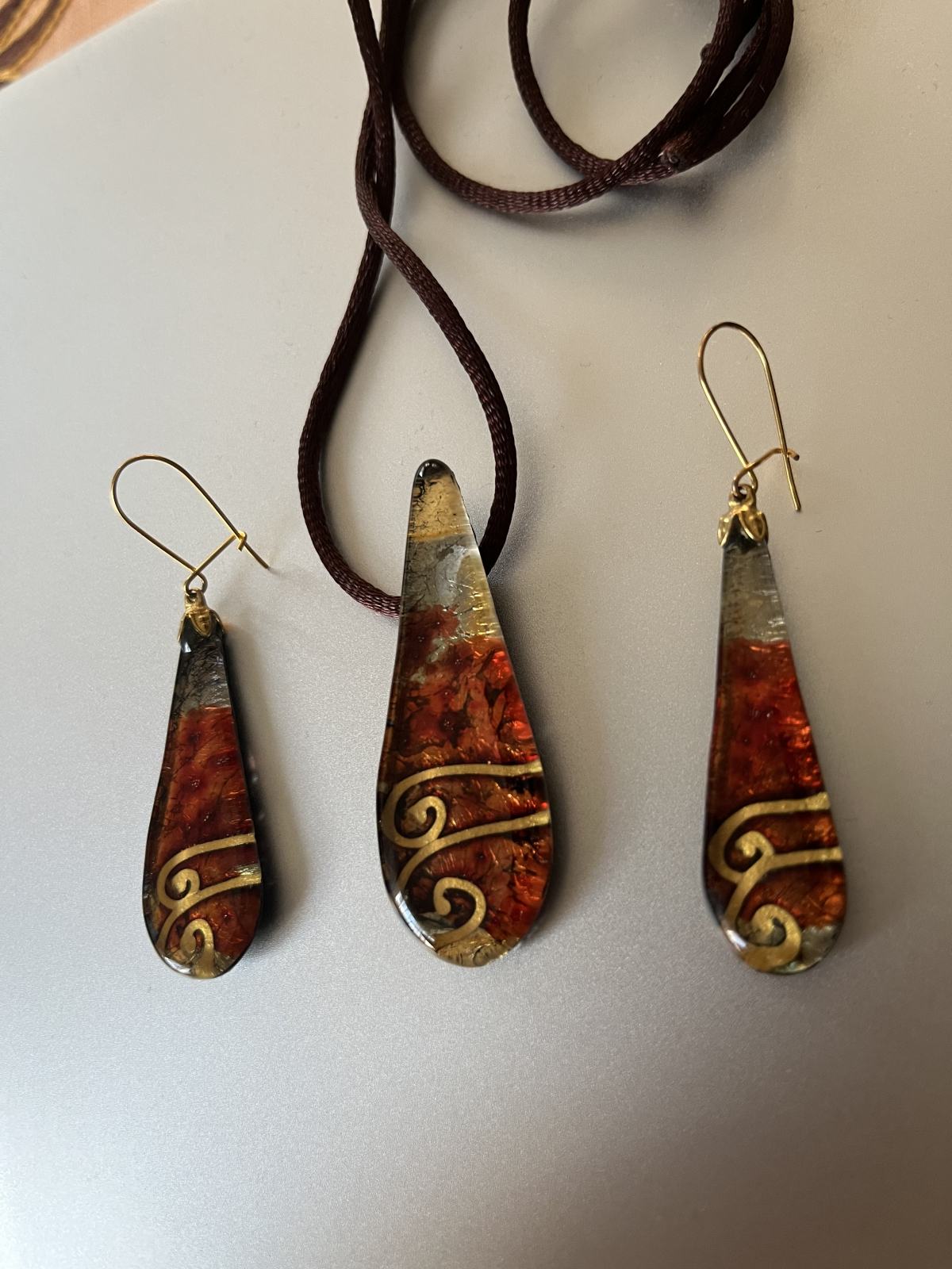 Komplet naušnice i ogrlica od stakla, novo.