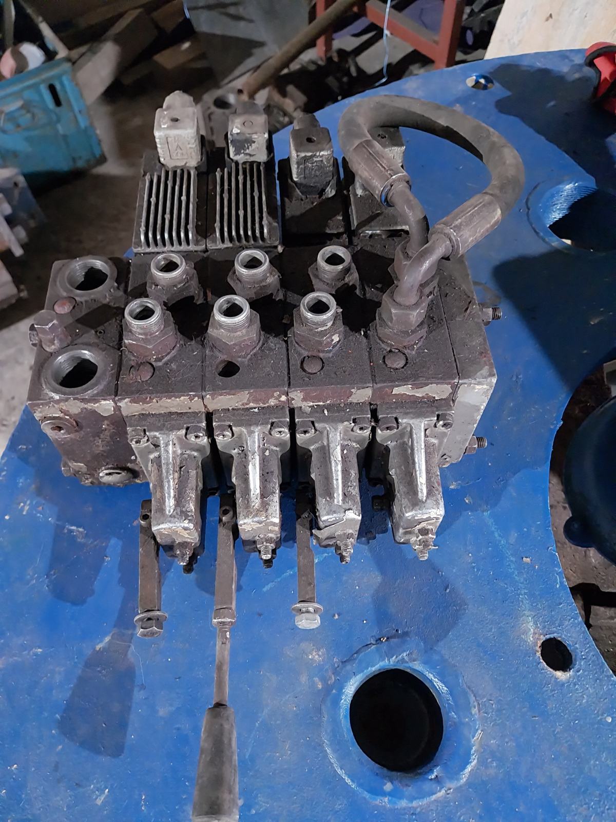 Hidraulicni razvodnik sa 4 rucice