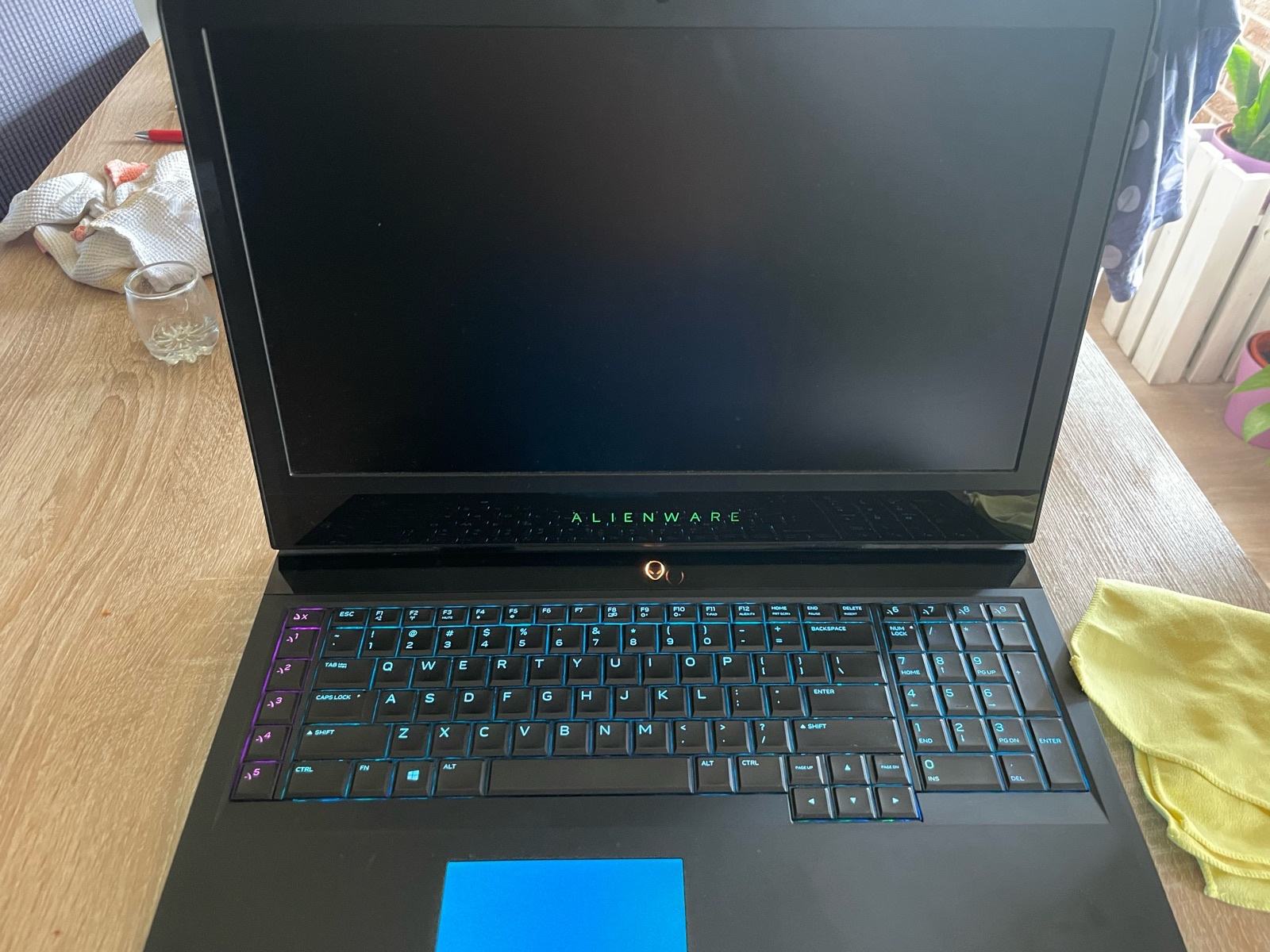 Laptop Alienware 17R5 1TB + POKLON Hewitt Gaming Miš