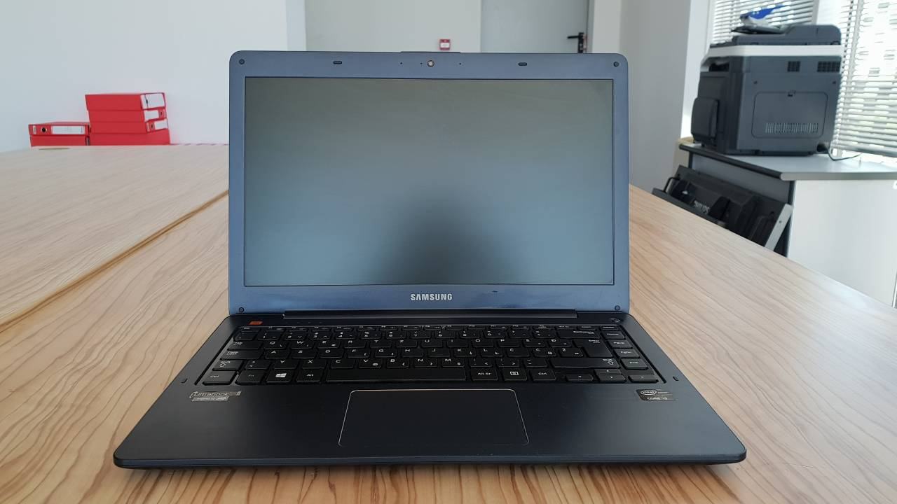 Samsung Ultrabook, Intel Core i5, LED 14, 4GB, 500GB HDD, JBL zvuk