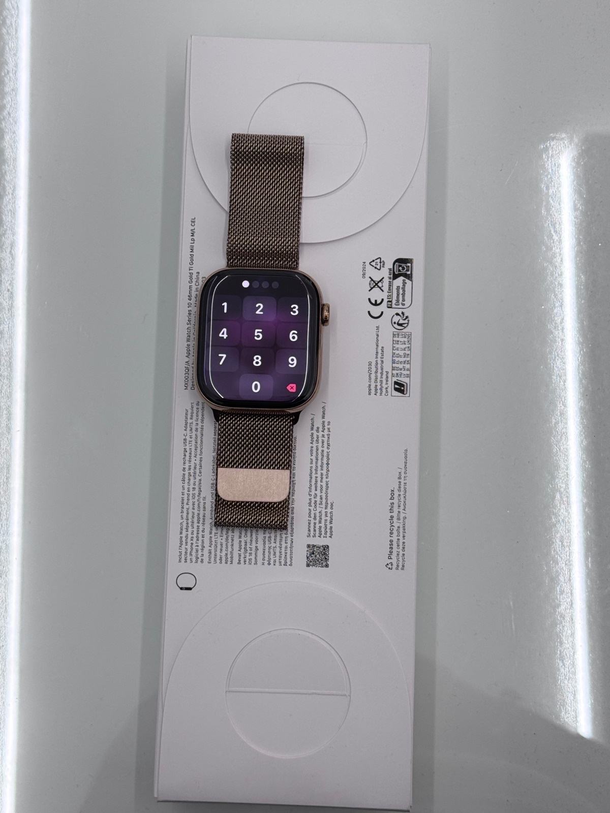 Apple Watch 10 gold titanium 46mm, zlatni titan