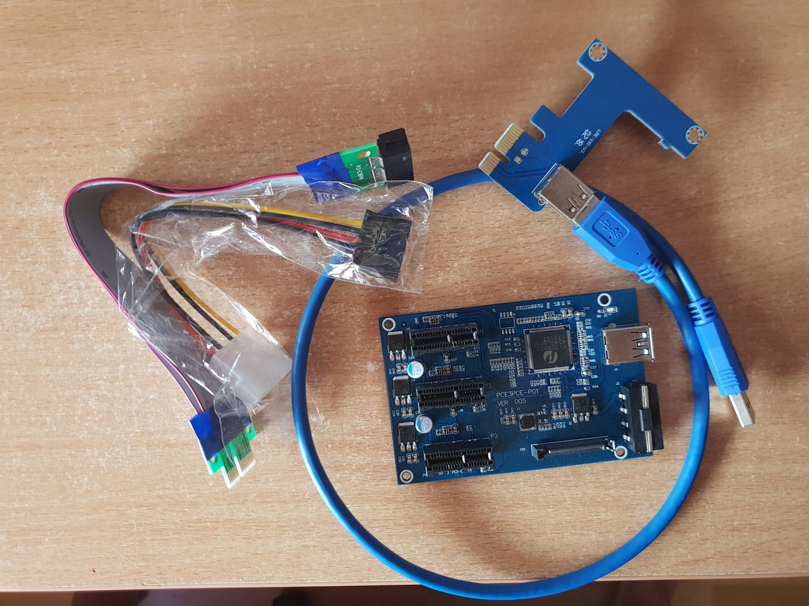 1 PCIe na 3 PCIe adapter + PCIe produžni kabel