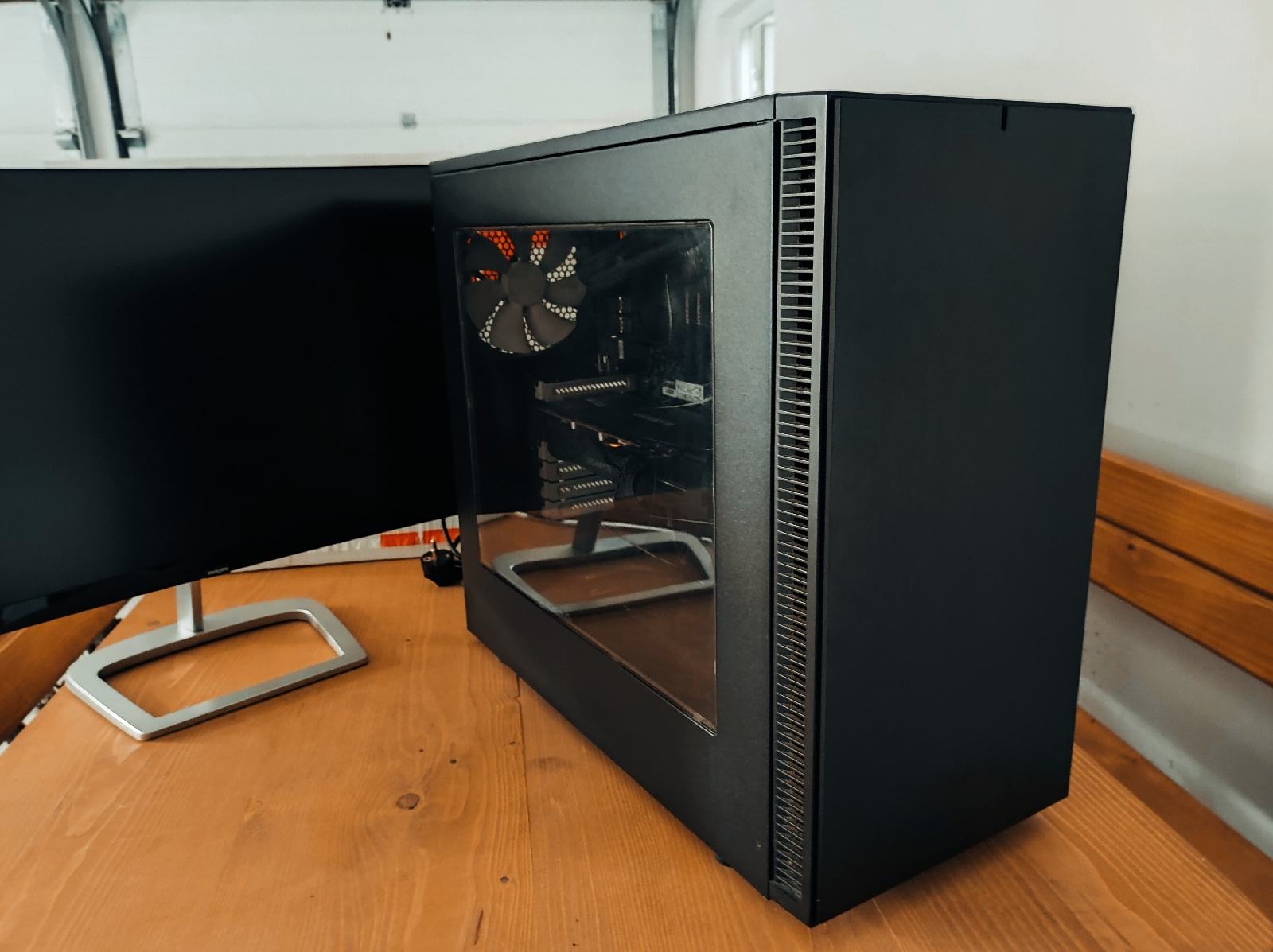 PRILIKA! GAMING PC + MONITOR + GAMING MIŠ samo 669 EURA!