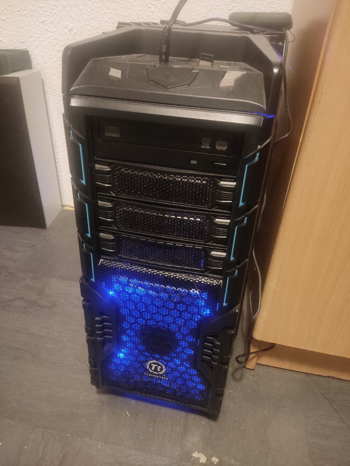 Gaming PC sa monitorom, tipkovnicom i mišem