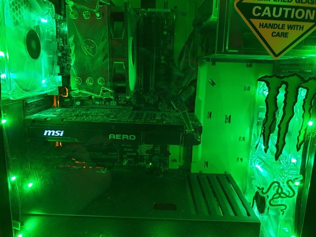 PRILIKA!!! Gaming pc + razer oprema + monitor 2k 144hz