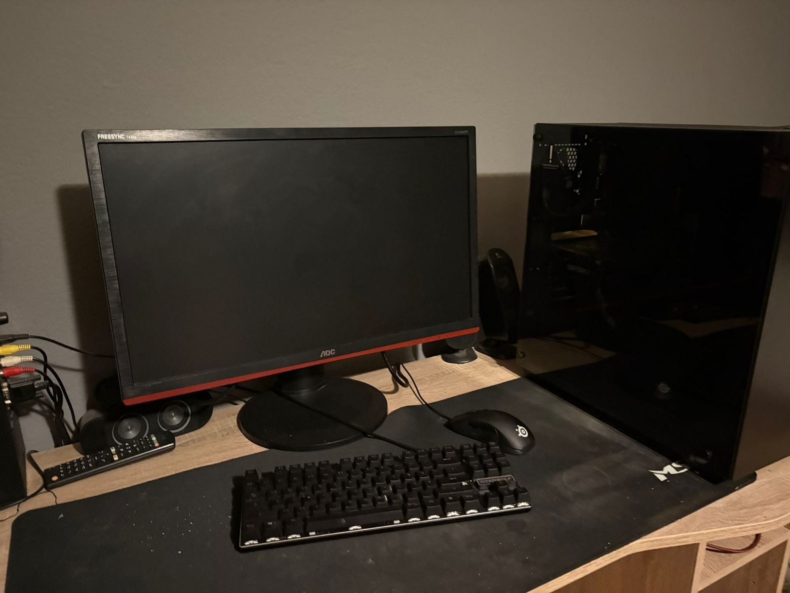 Gaming racunalo i monitor