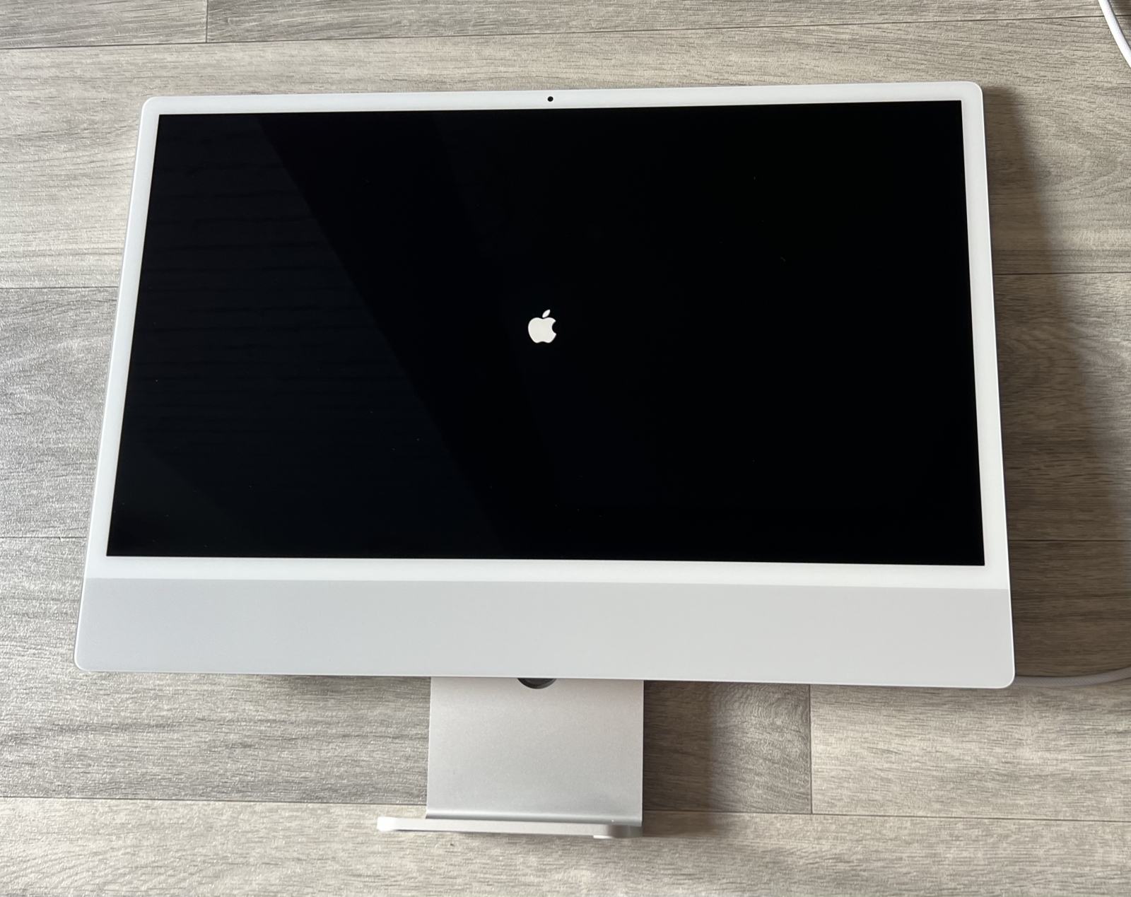 iMac 24” M1 Silver – 2 porta 256GB SSD – odličan, ispravan! R1 račun