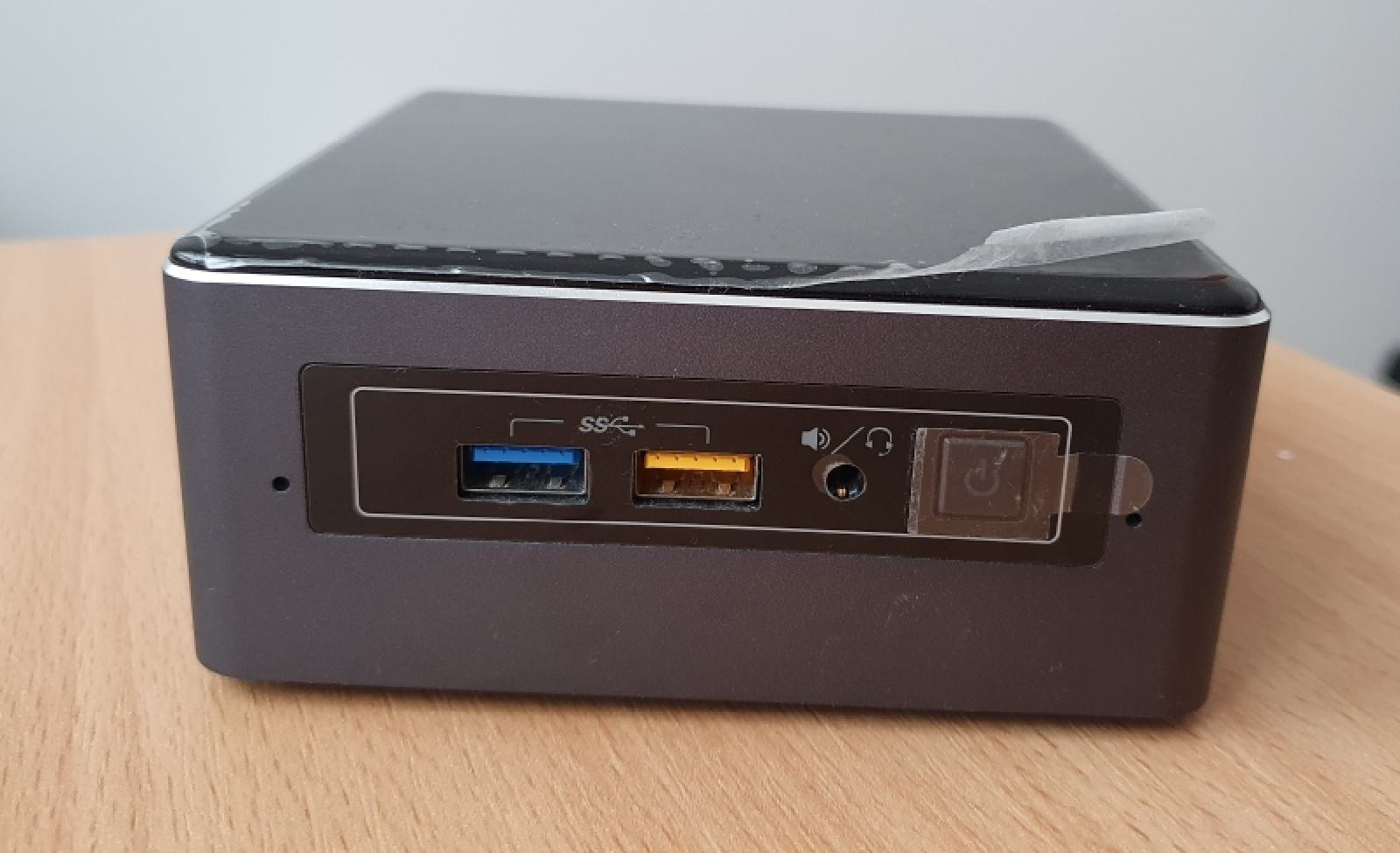 Intel NUC 7 i3 s 8 GB RAMa i 256 GB SSD
